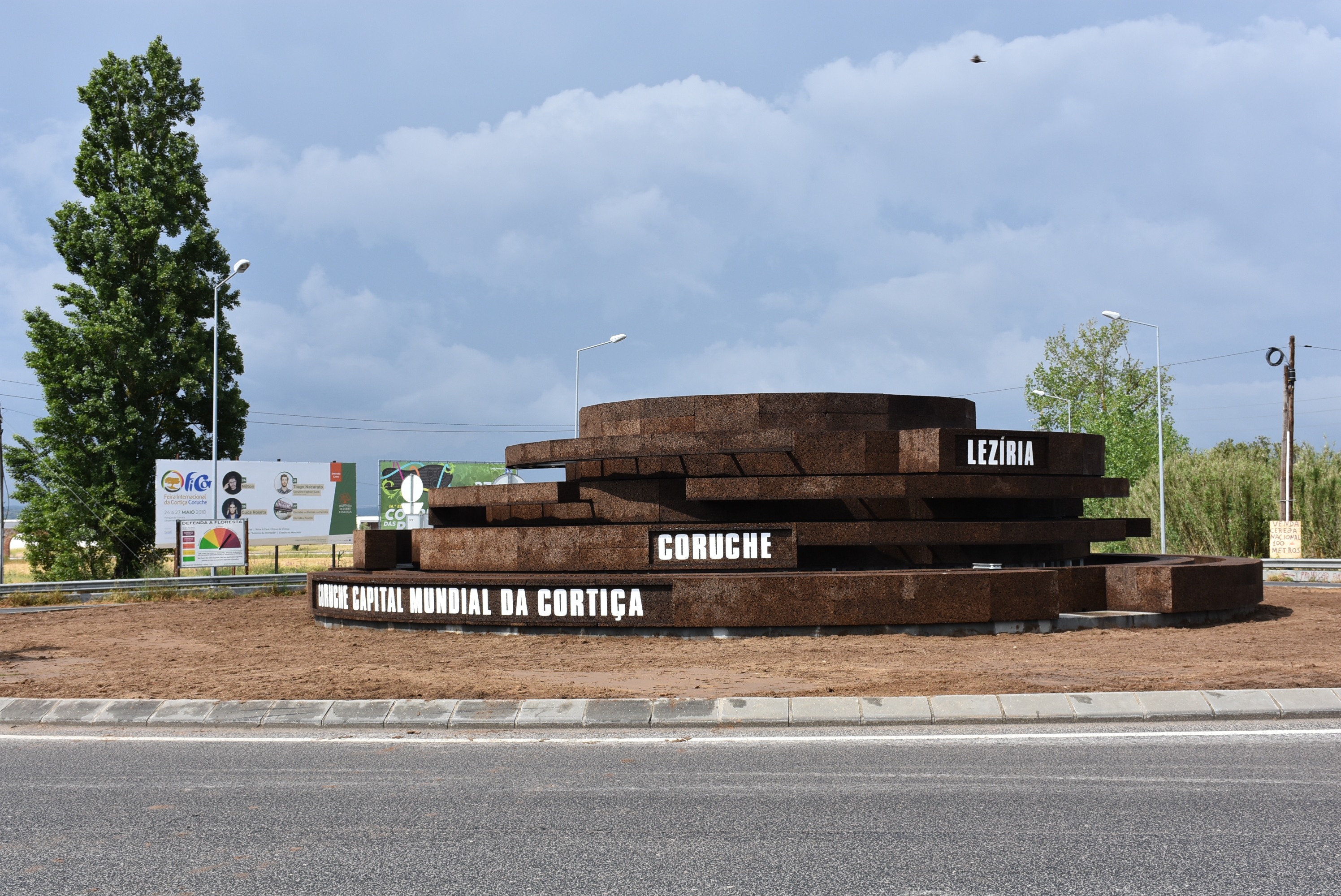 Coruche inaugura grande instalação em cortiça na rotunda de entrada na vila